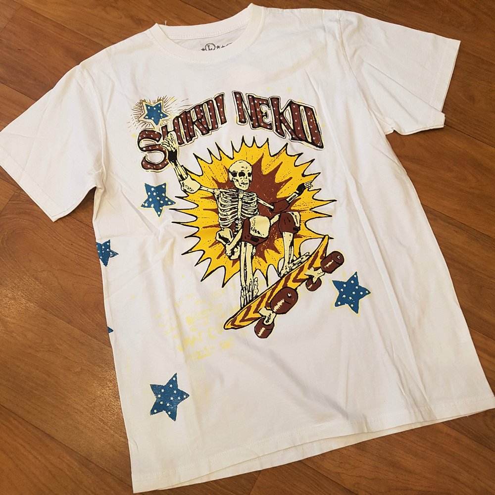 SHIROI NEKO TEE - SKATEBORDNING SKELETON VIT